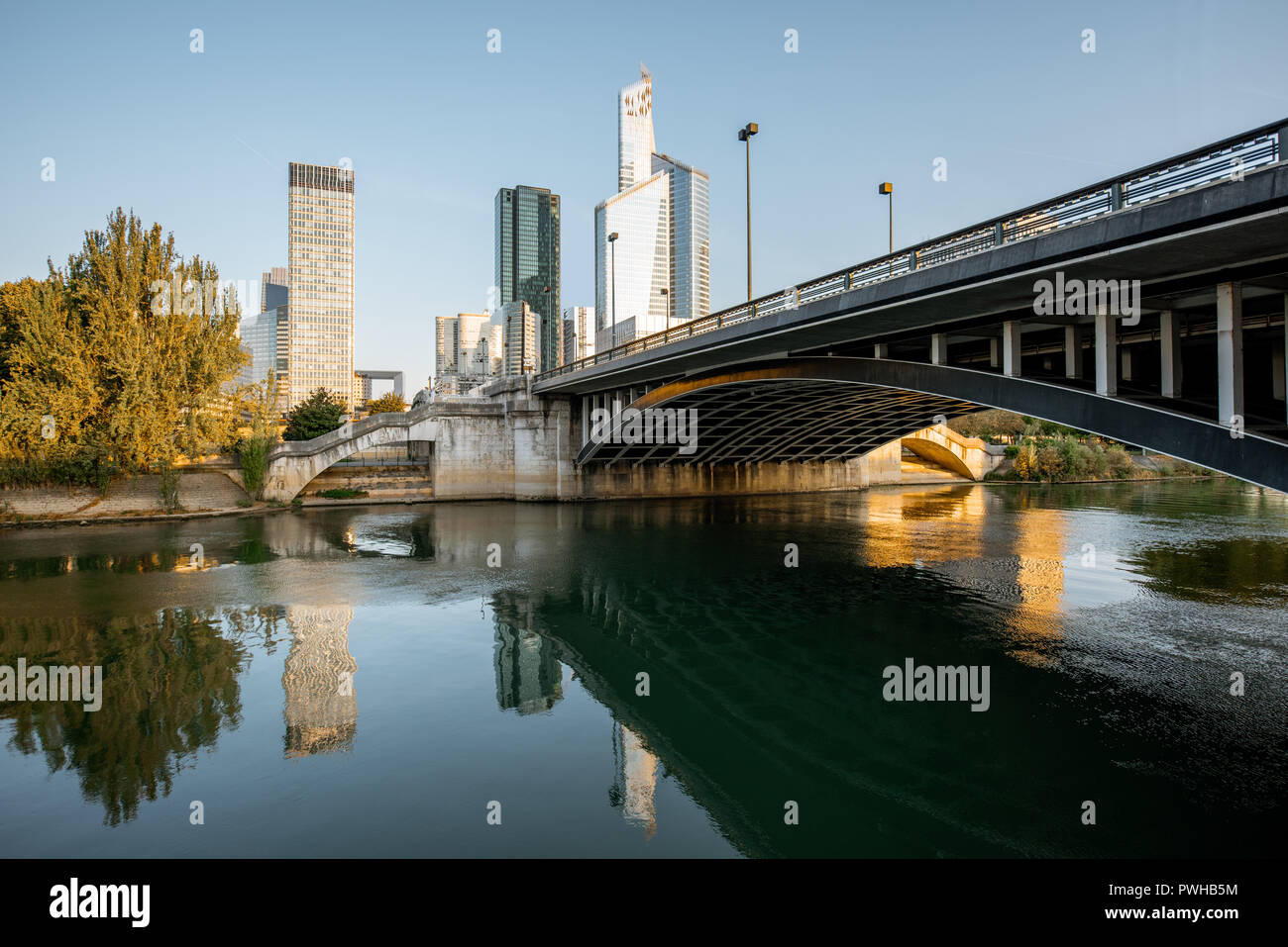 Bridge paris defense hi-res stock photography and images - Alamy
