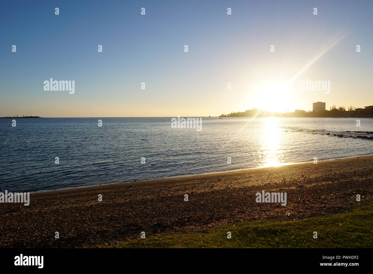 Sun causing lens flare hi-res stock photography and images - Alamy