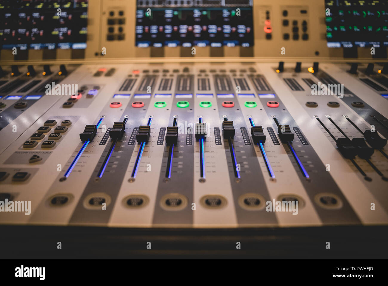 Analog mixing desk hi-res stock photography and images - Alamy