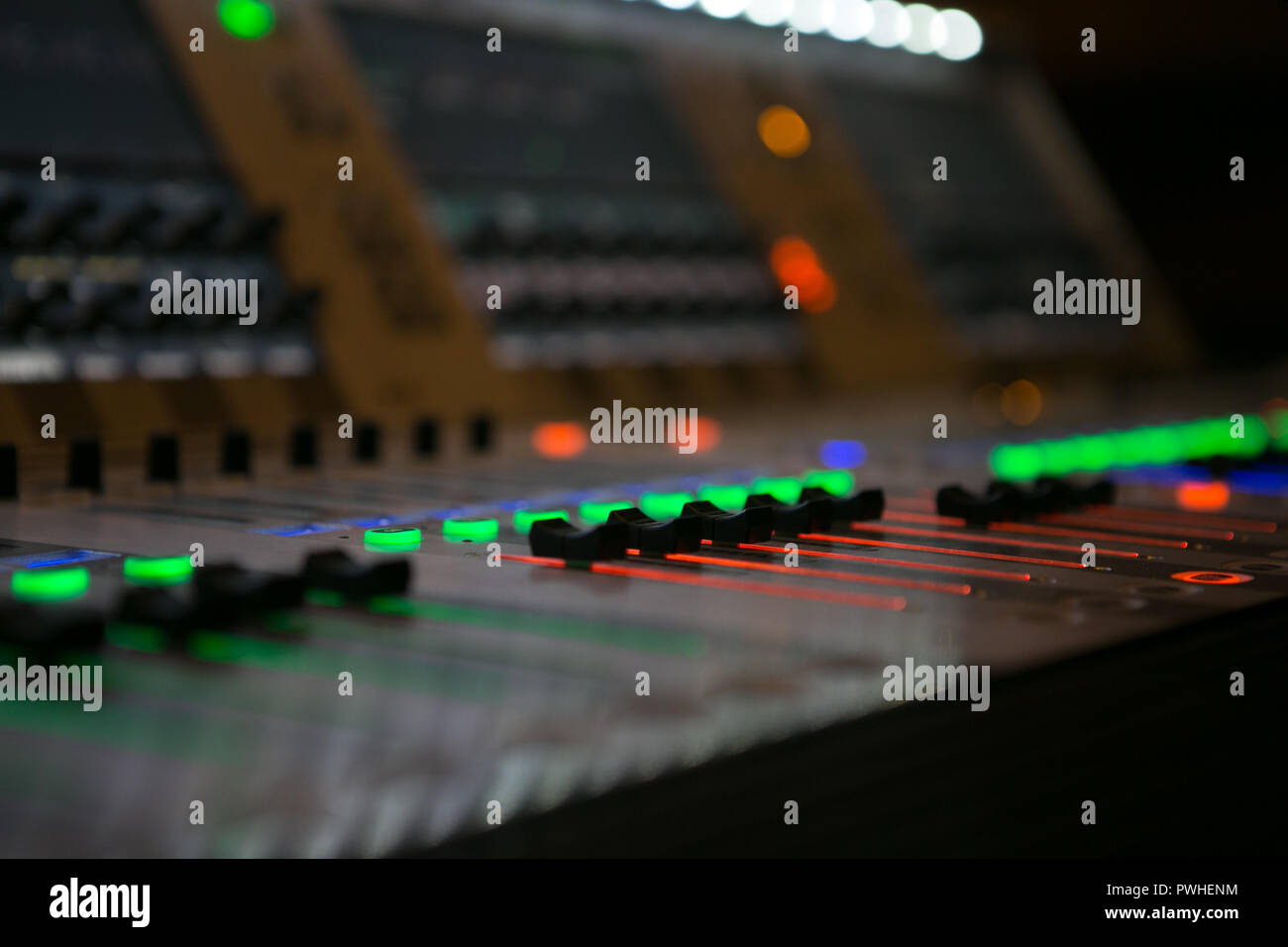 Analog mixing desk hi-res stock photography and images - Alamy