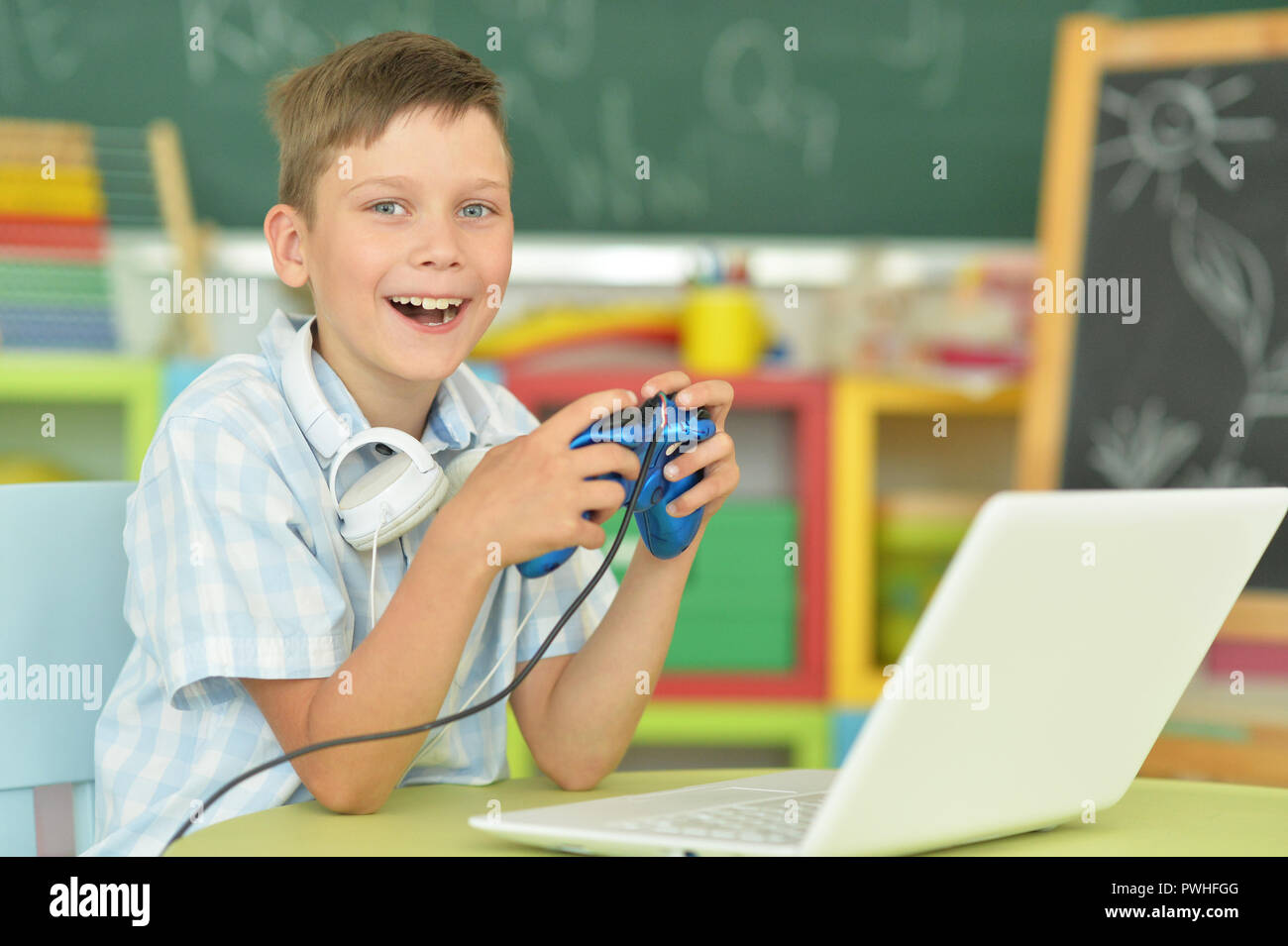 Teen portrait playing game hi-res stock photography and images - Alamy