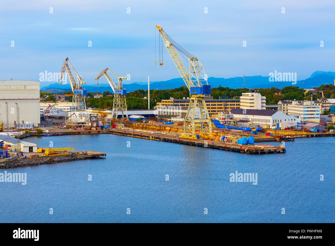 Container lifting ship unload hi-res stock photography and images - Alamy