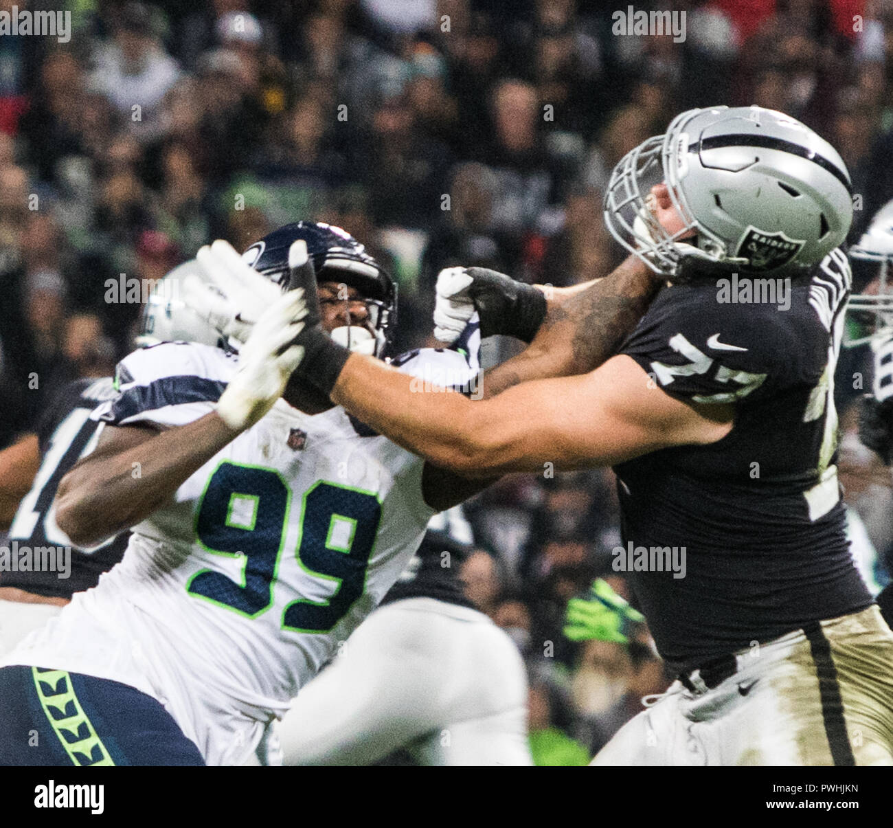 Nfl fighting hi-res stock photography and images - Alamy