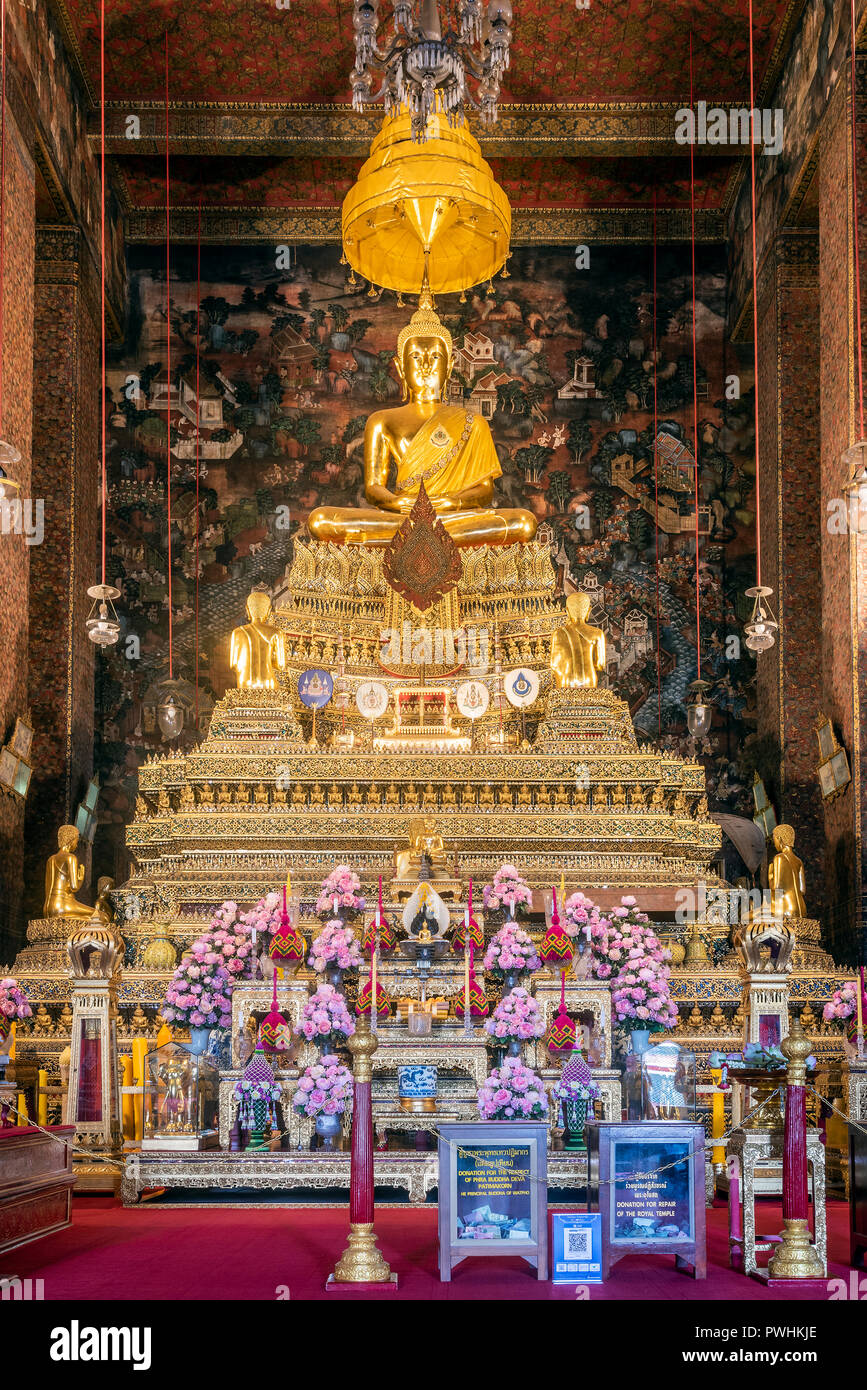 Golden Buddha statue, Phra Ubosot prayer hall, Wat Pho, Bangkok ...