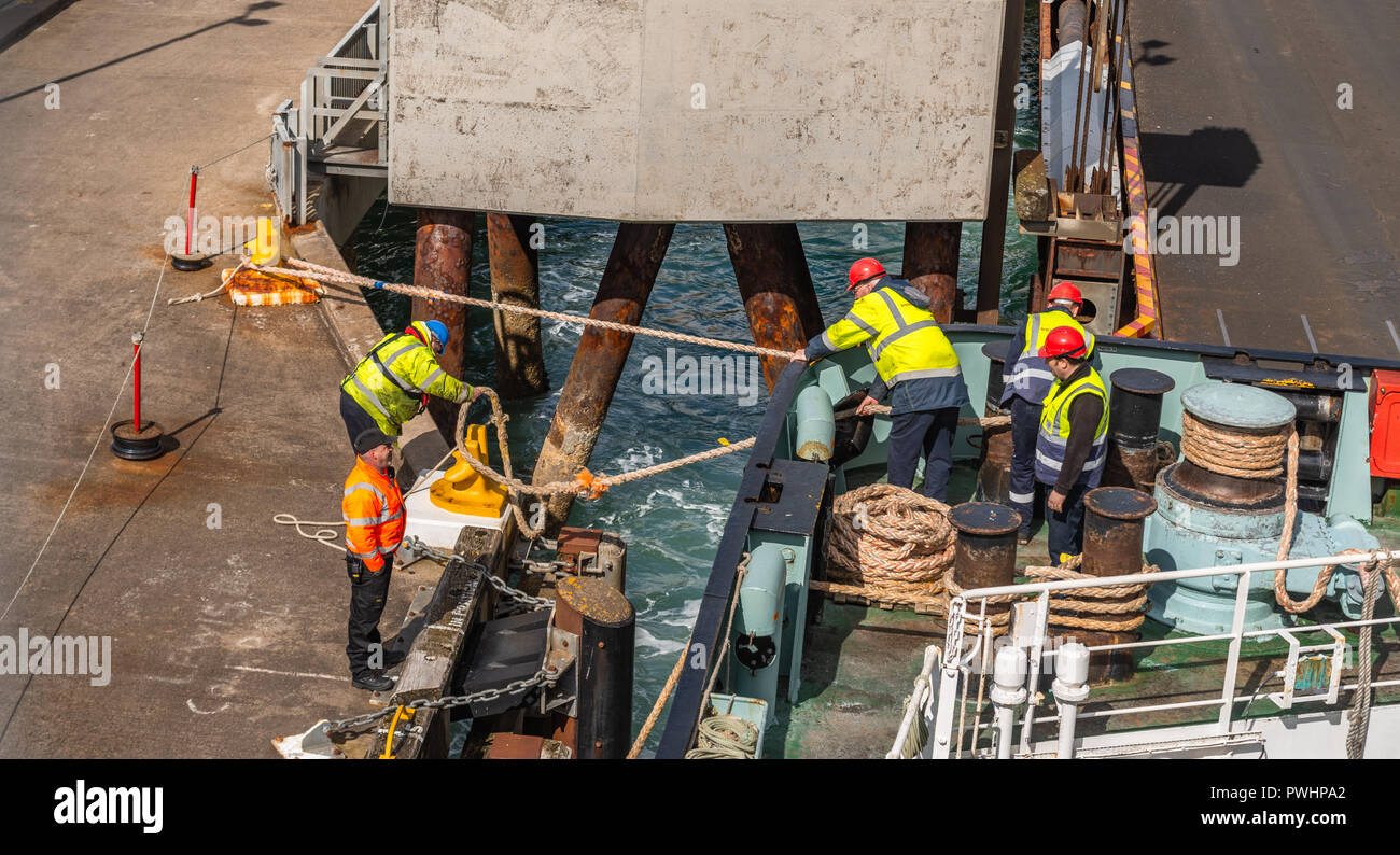 Harbor workers hi-res stock photography and images - Alamy