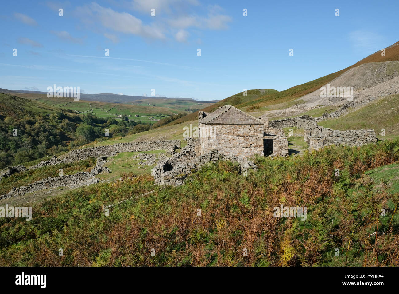 English countryside at Crackpot Hall in Swaledale between Keld and ...