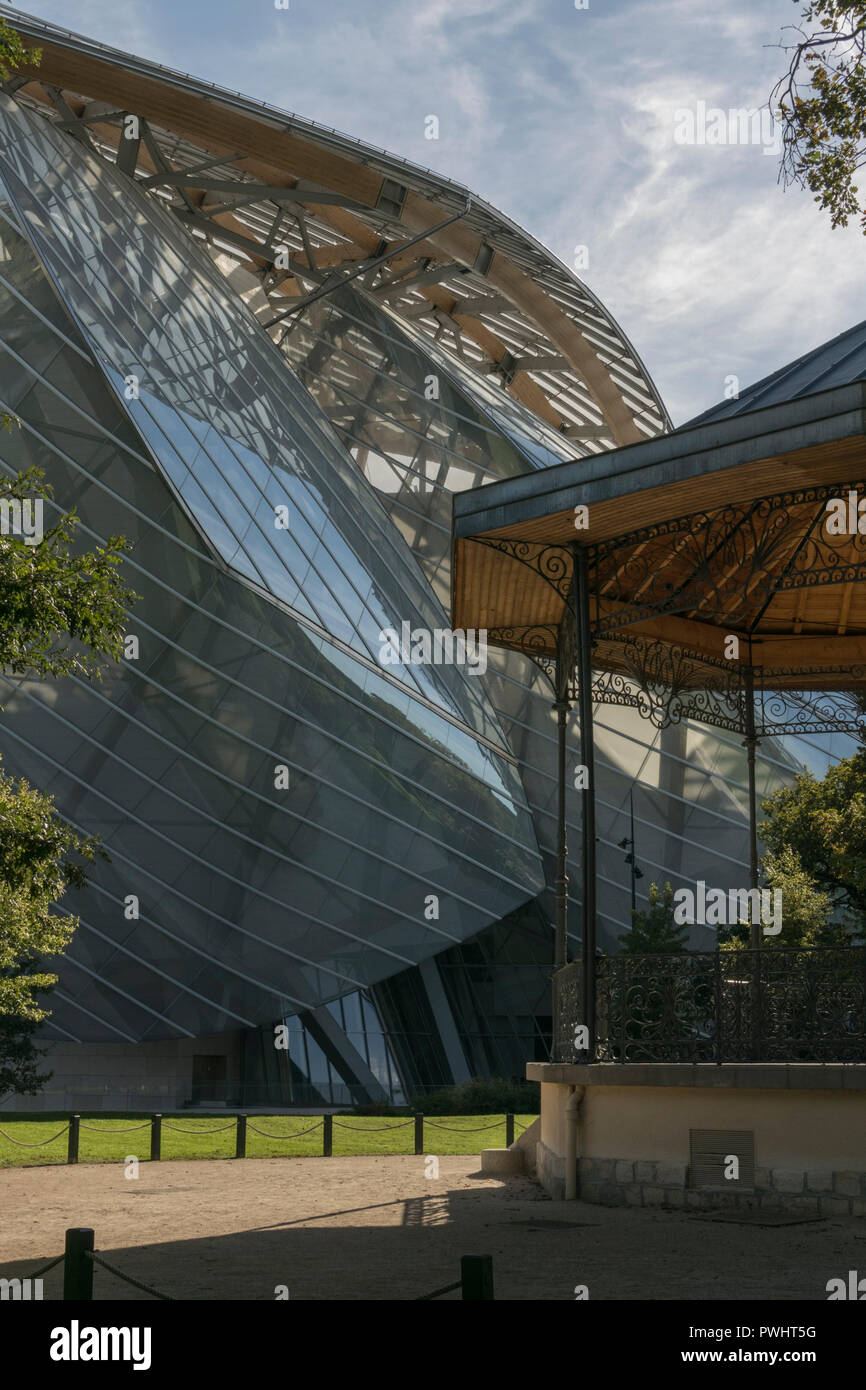 This sensational Frank Gehry building in the Bois de Boulogne, Paris ...