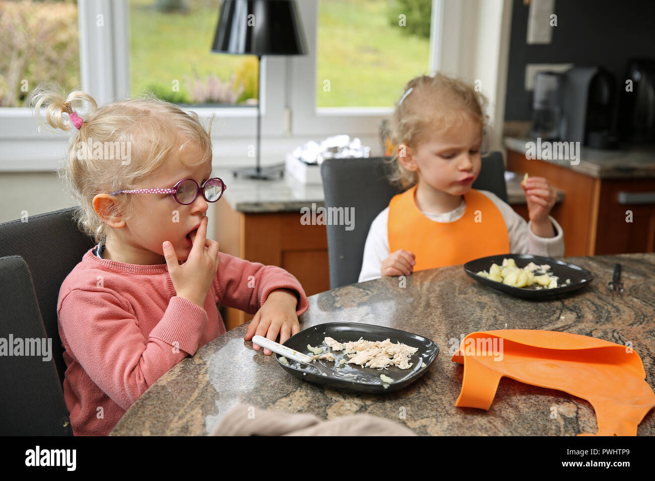 Twins eating lunch hi-res stock photography and images - Alamy