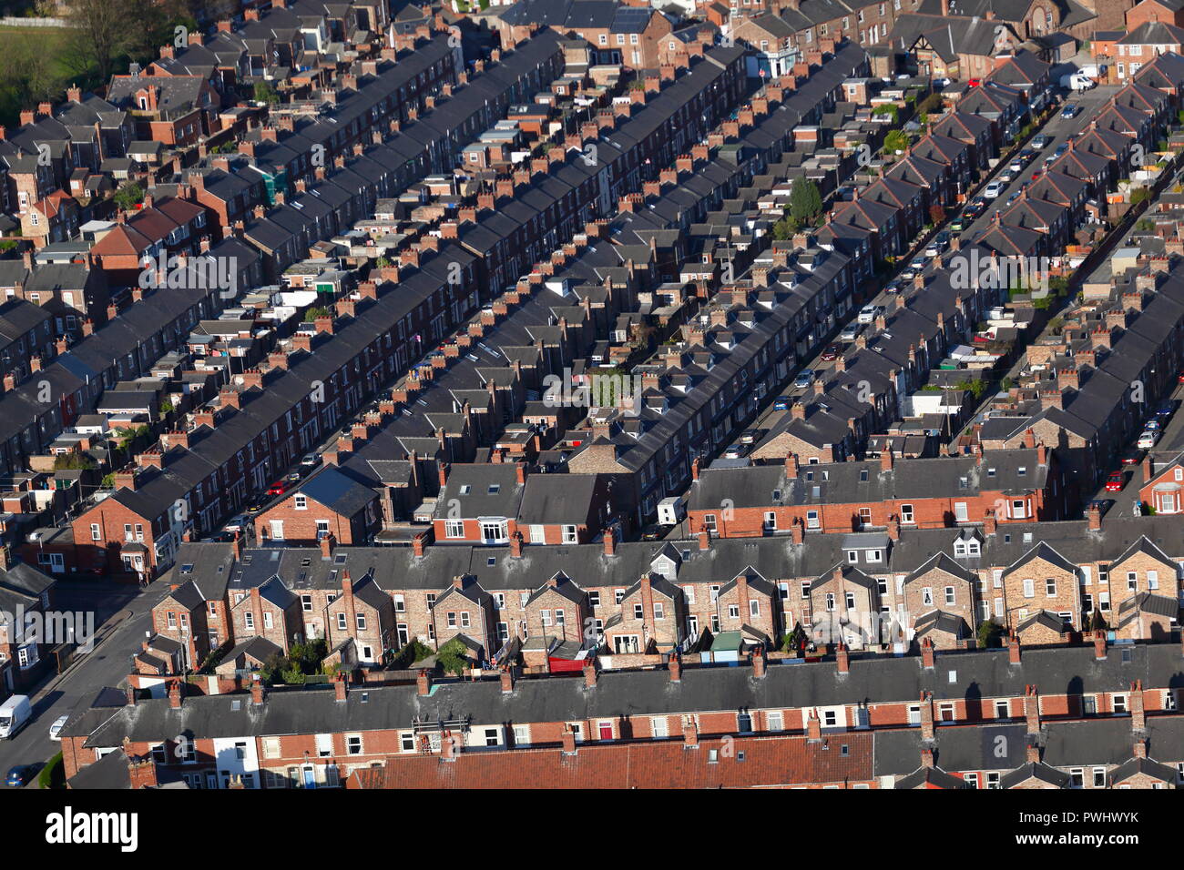 Rows of terraced houses crammed into the City of York Stock Photo - Alamy