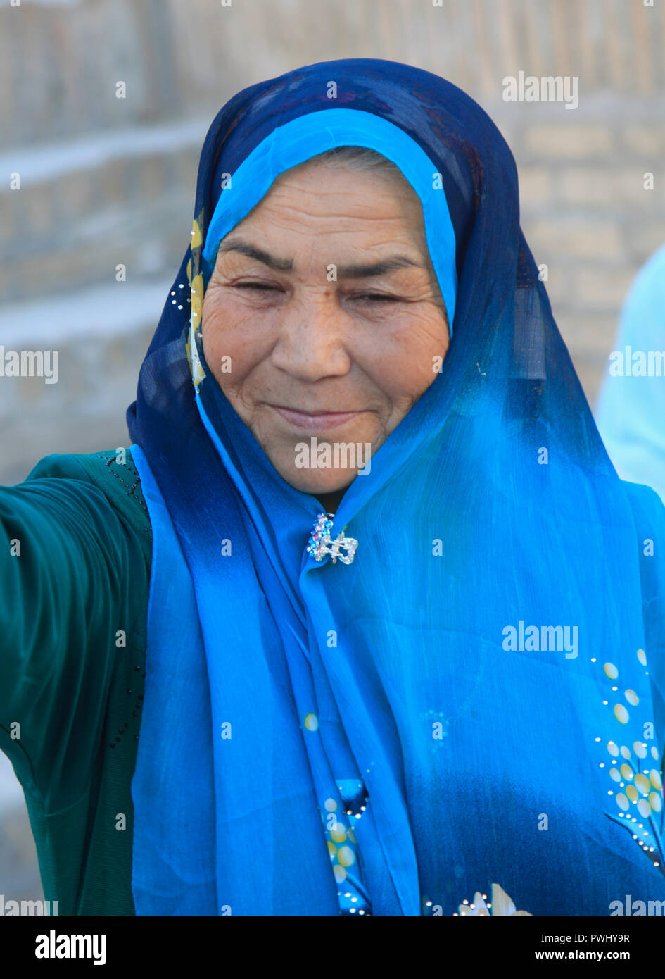 Uzbekistan, Khiva, old lady, traditional dress Stock Photo - Alamy