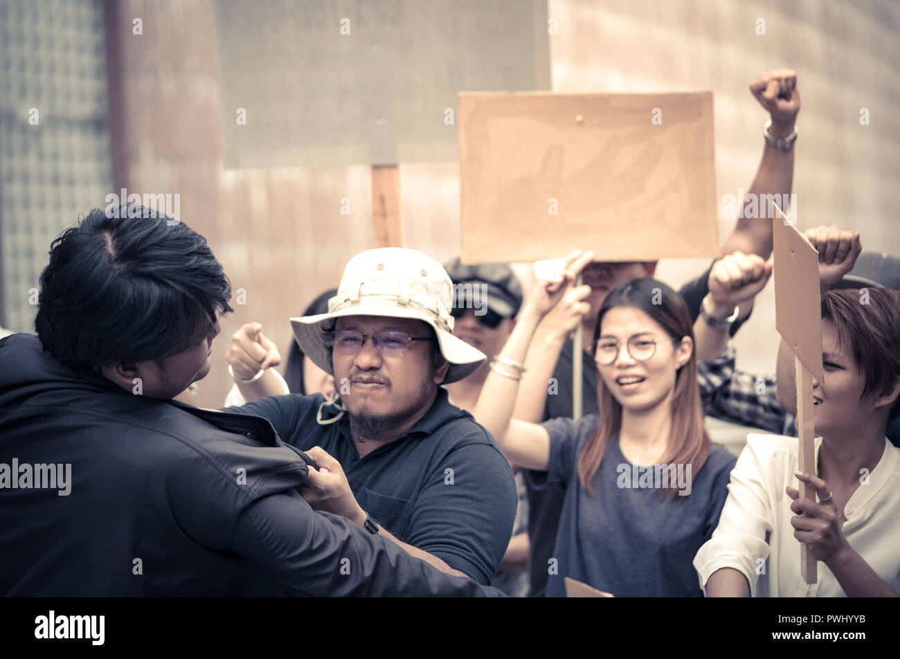 Protesters holding protest signs hi-res stock photography and images ...