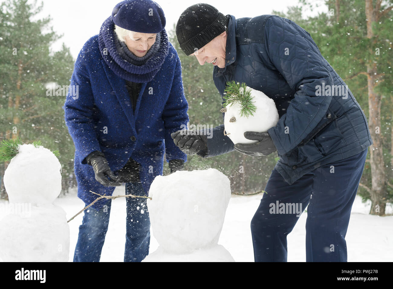 Couple building snowman hi-res stock photography and images - Alamy