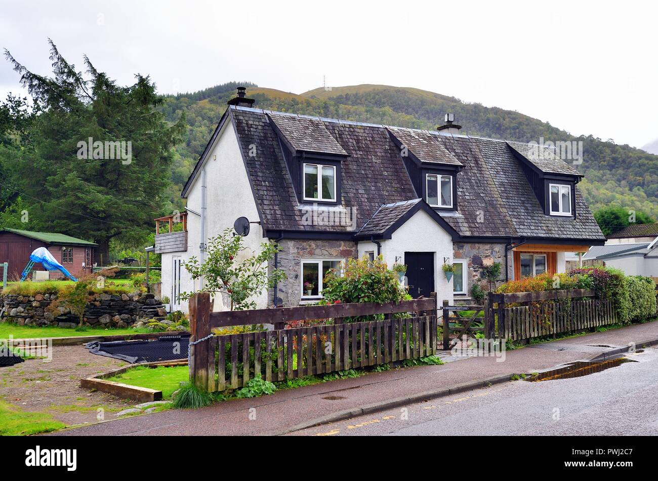 White cottage house glencoe hi-res stock photography and images - Alamy