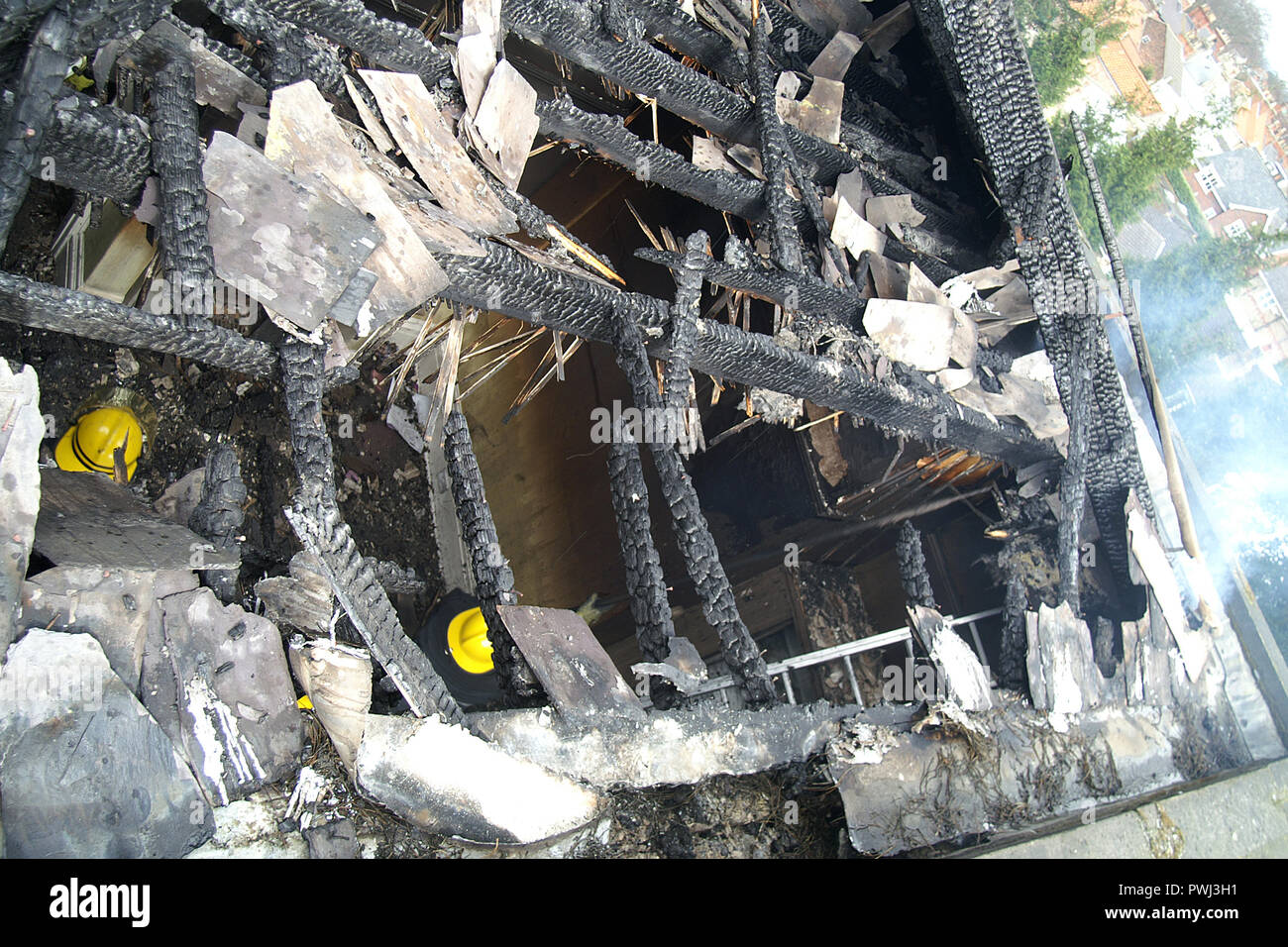 Building collapse car hi-res stock photography and images - Alamy