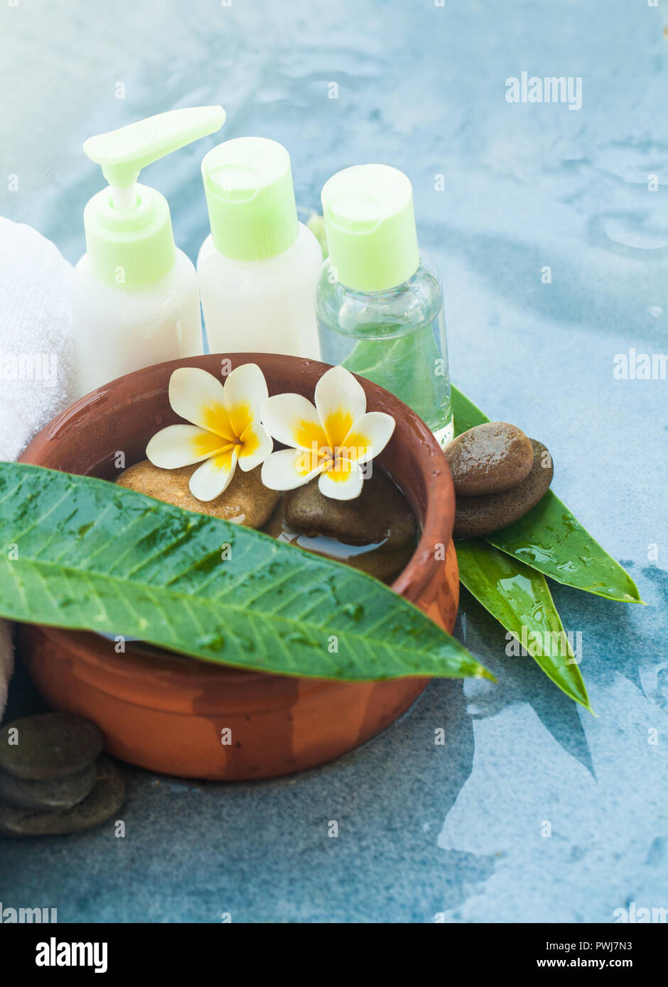 Blue marble stone bath hi-res stock photography and images - Alamy