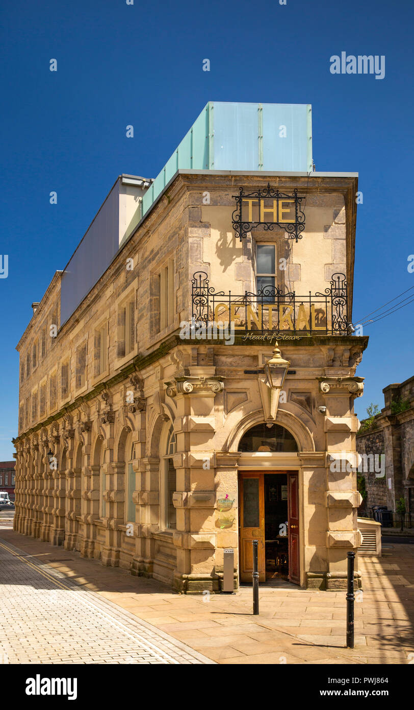 Half moon bar hi-res stock photography and images - Alamy