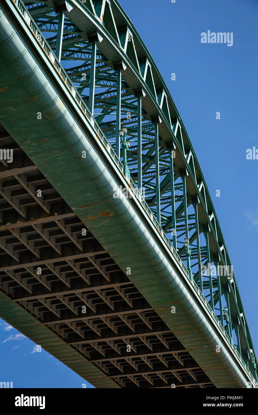 UK, England, Tyneside, Newcastle upon Tyne, Tyne Bridge from Rive Tyne ...