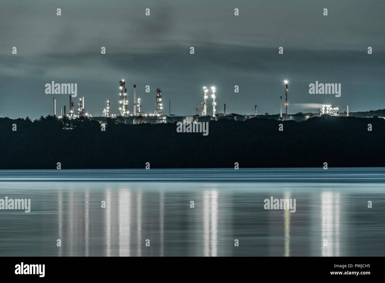 Crude oil refinery distillation tower hi-res stock photography and ...