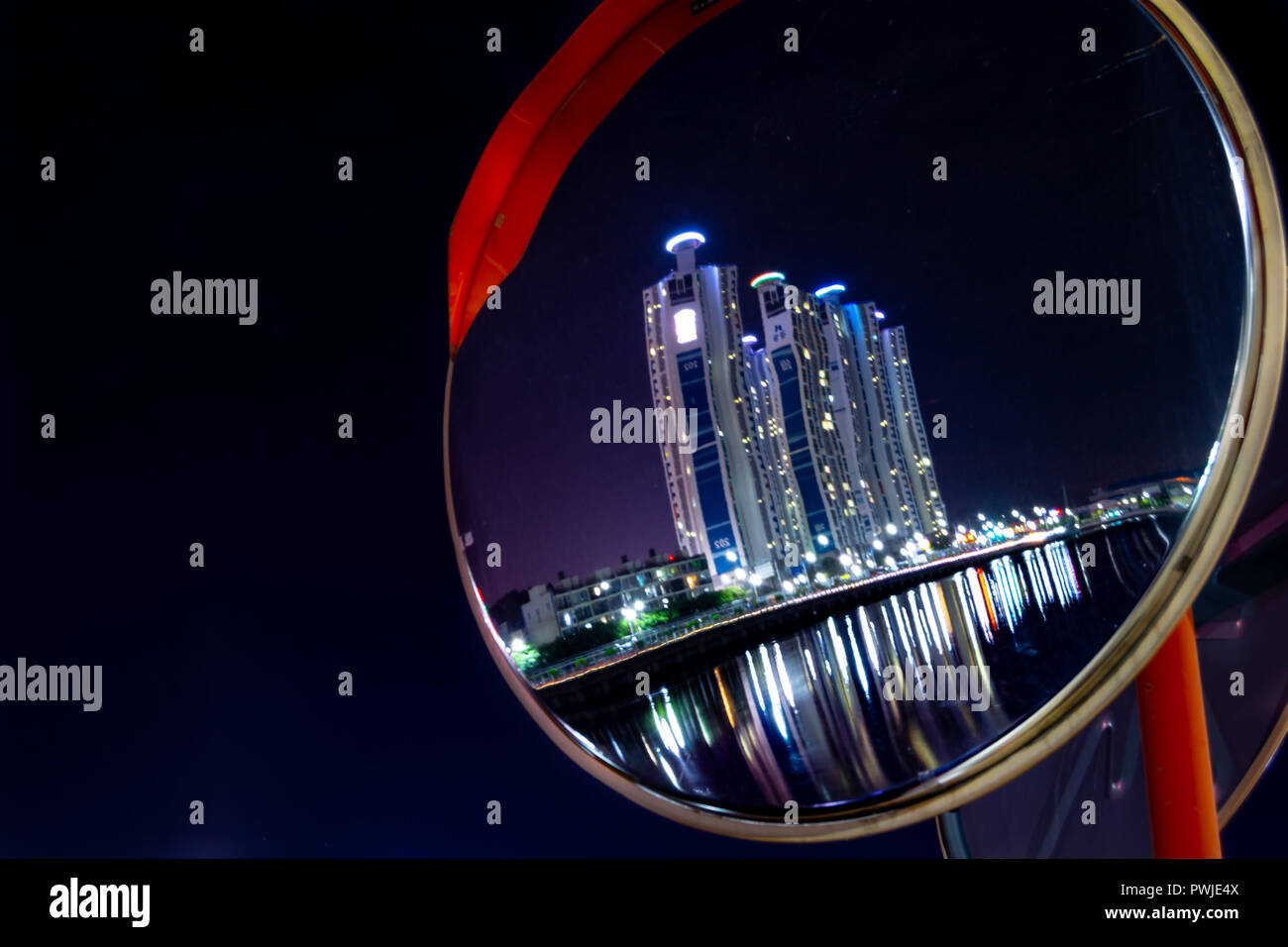 Circle city reflection Stock Photo - Alamy