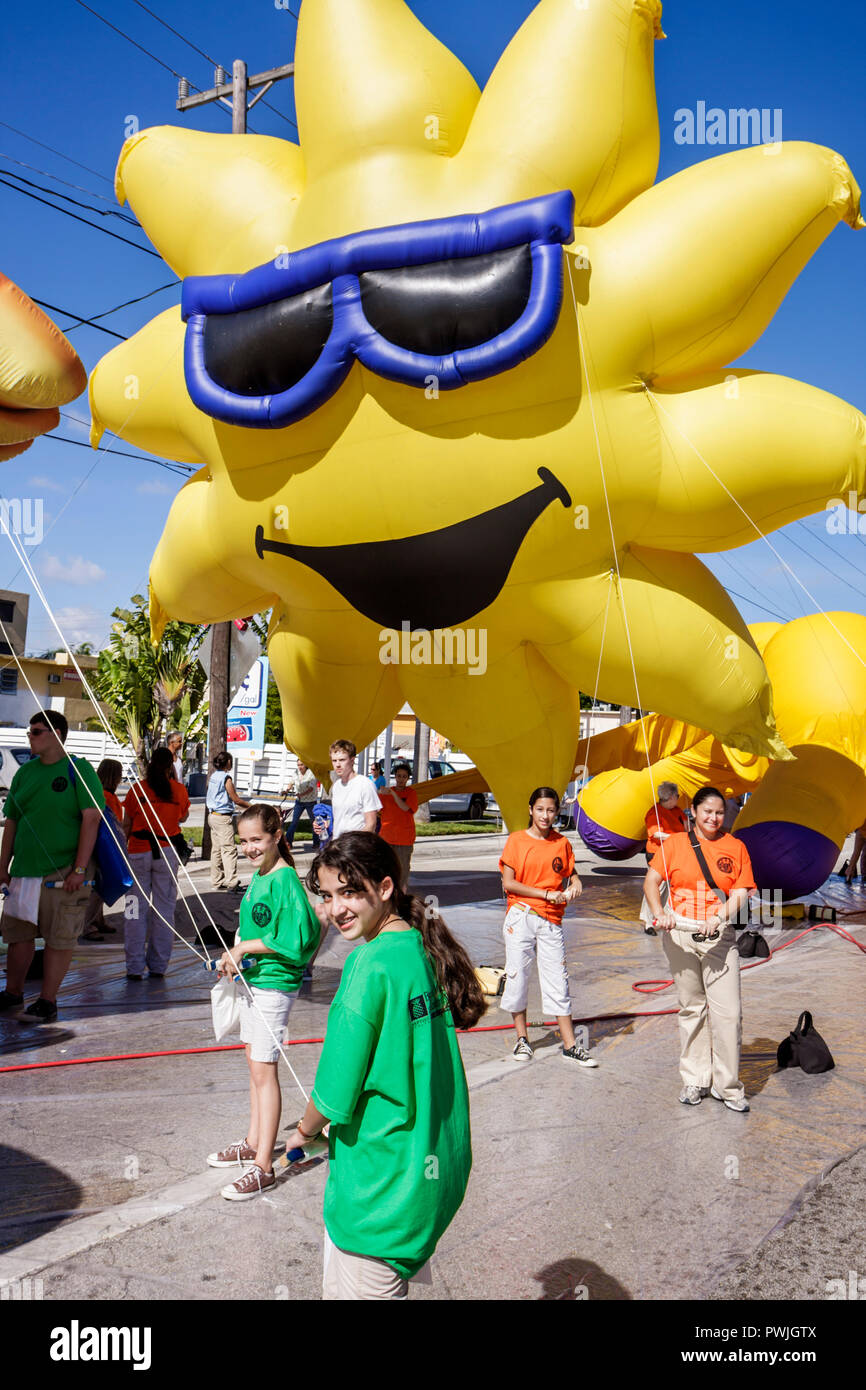 Parade float making hi-res stock photography and images - Alamy