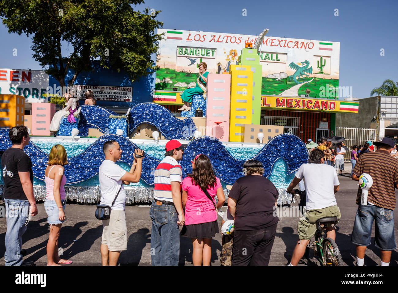 Parade float making hi-res stock photography and images - Alamy