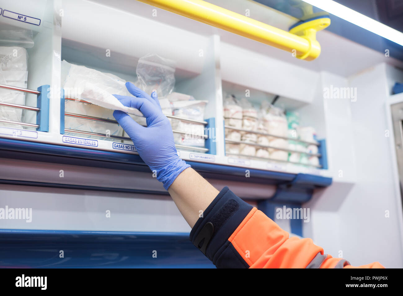 urgency doctor preparing bandage in the ambulance Stock Photo - Alamy