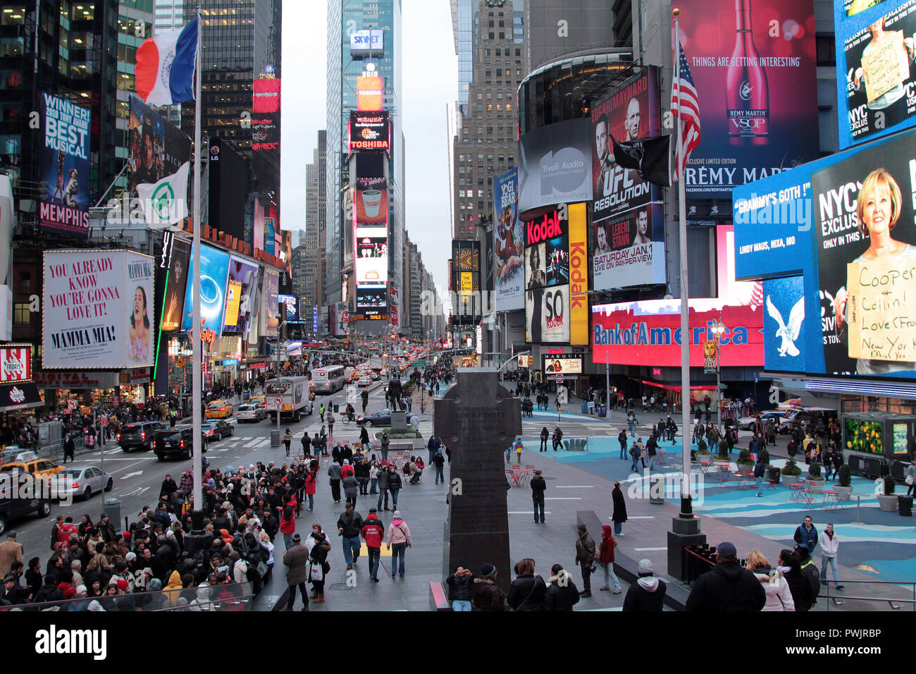A wonderful panoramic view of Times Square, full of tourists ...