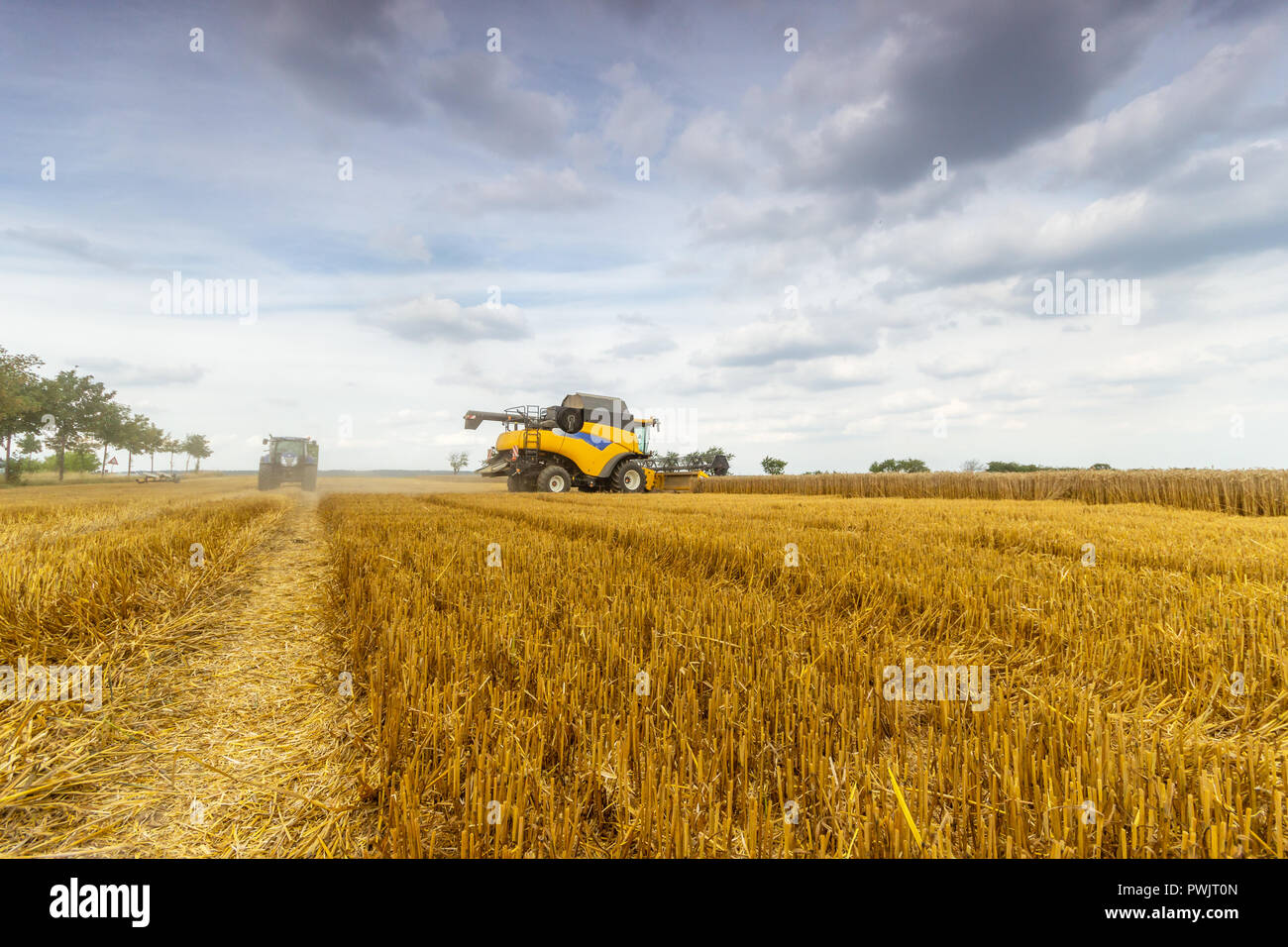 Yellow combine harvester hi-res stock photography and images - Alamy