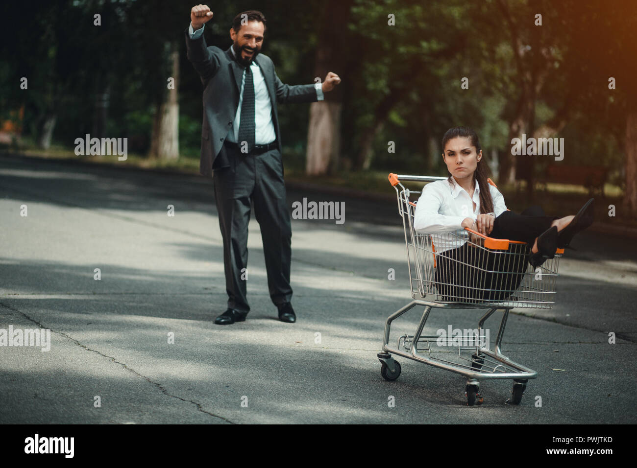 Girl sitting in shopping cart hi-res stock photography and images - Alamy