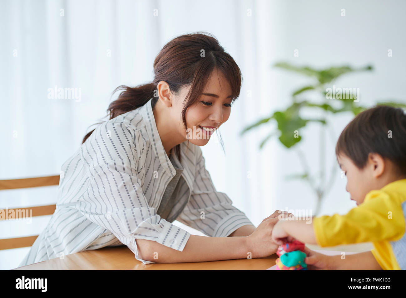 Japanese mother and kid playing Stock Photo - Alamy