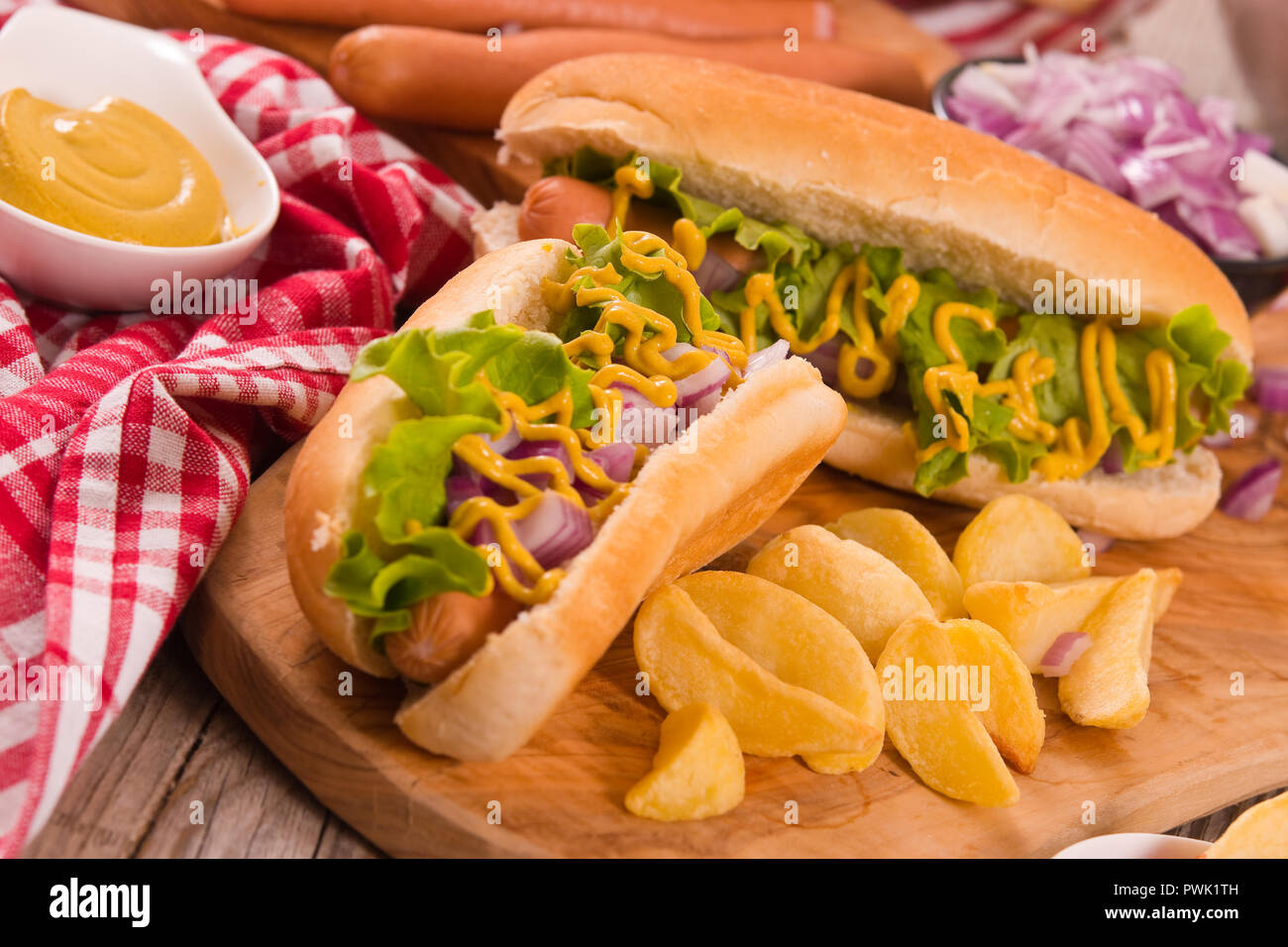 Wurst wurst sandwich sauce hi-res stock photography and images - Alamy