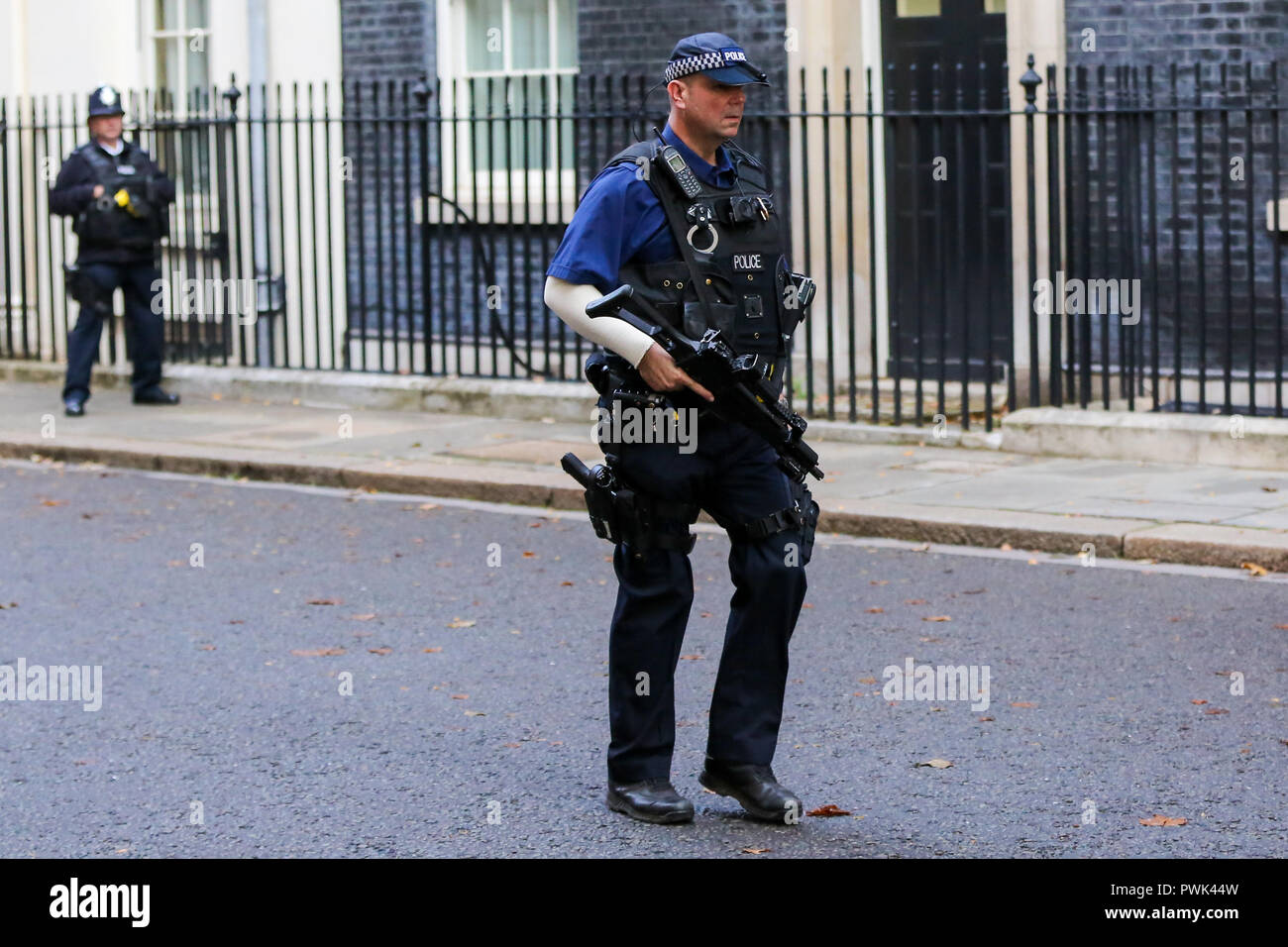 Armed policeman 10 downing street hi-res stock photography and images ...