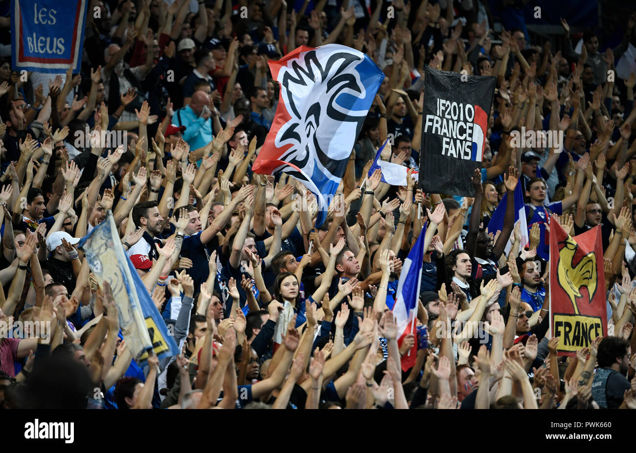 The french supporters cheer on their team hi-res stock photography and ...