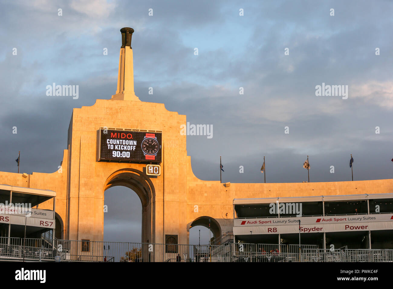 Los angeles memorial coliseum peristyle hi-res stock photography and ...