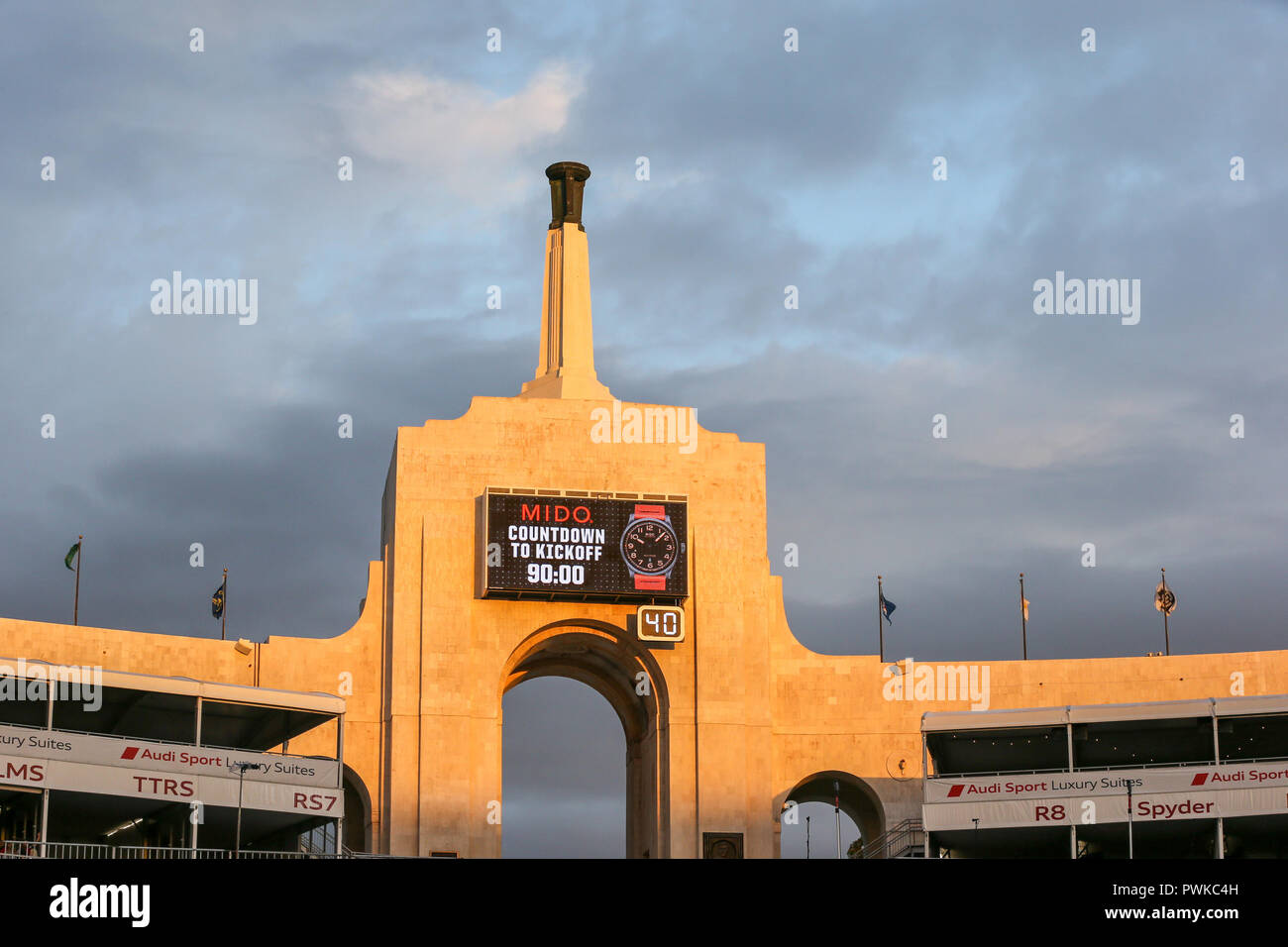 Los angeles memorial coliseum peristyle hi-res stock photography and ...