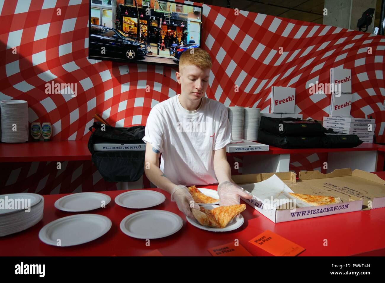 New York, USA. 16th Oct, 2018. A staff member prepares pizza at the ...