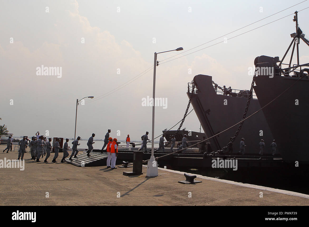 Cavite. 17th Oct, 2018. Philippine Navy soldiers board the navy ship ...