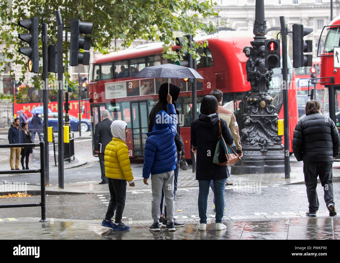 London yellow rain coat hi-res stock photography and images - Alamy