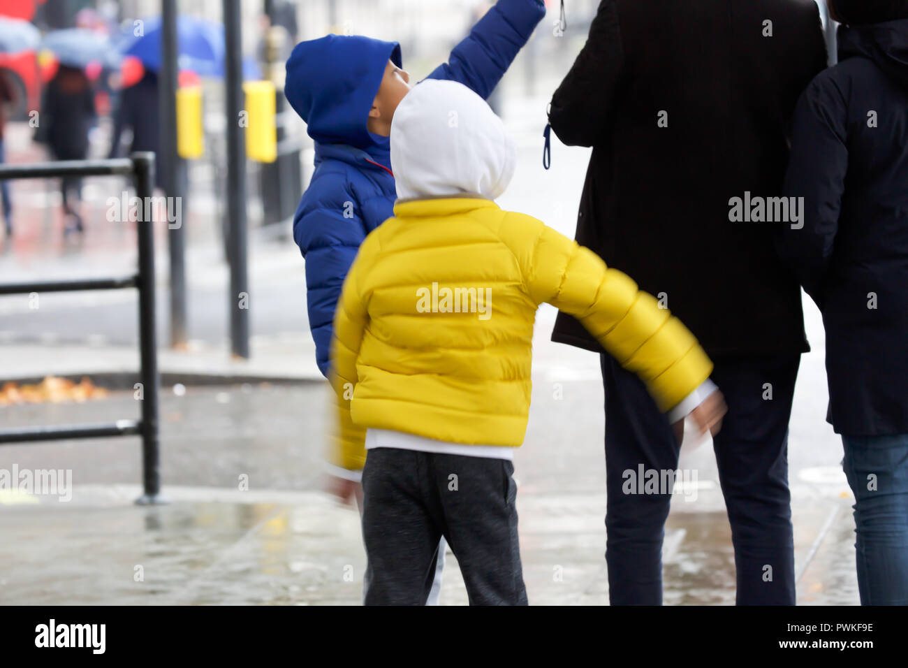 London yellow rain coat hi-res stock photography and images - Alamy
