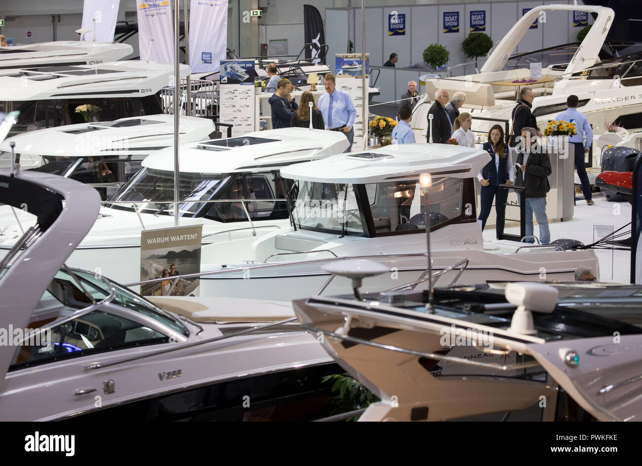 17 October 2018, Hamburg: Visitors to the Hamburg Boat Show can obtain ...