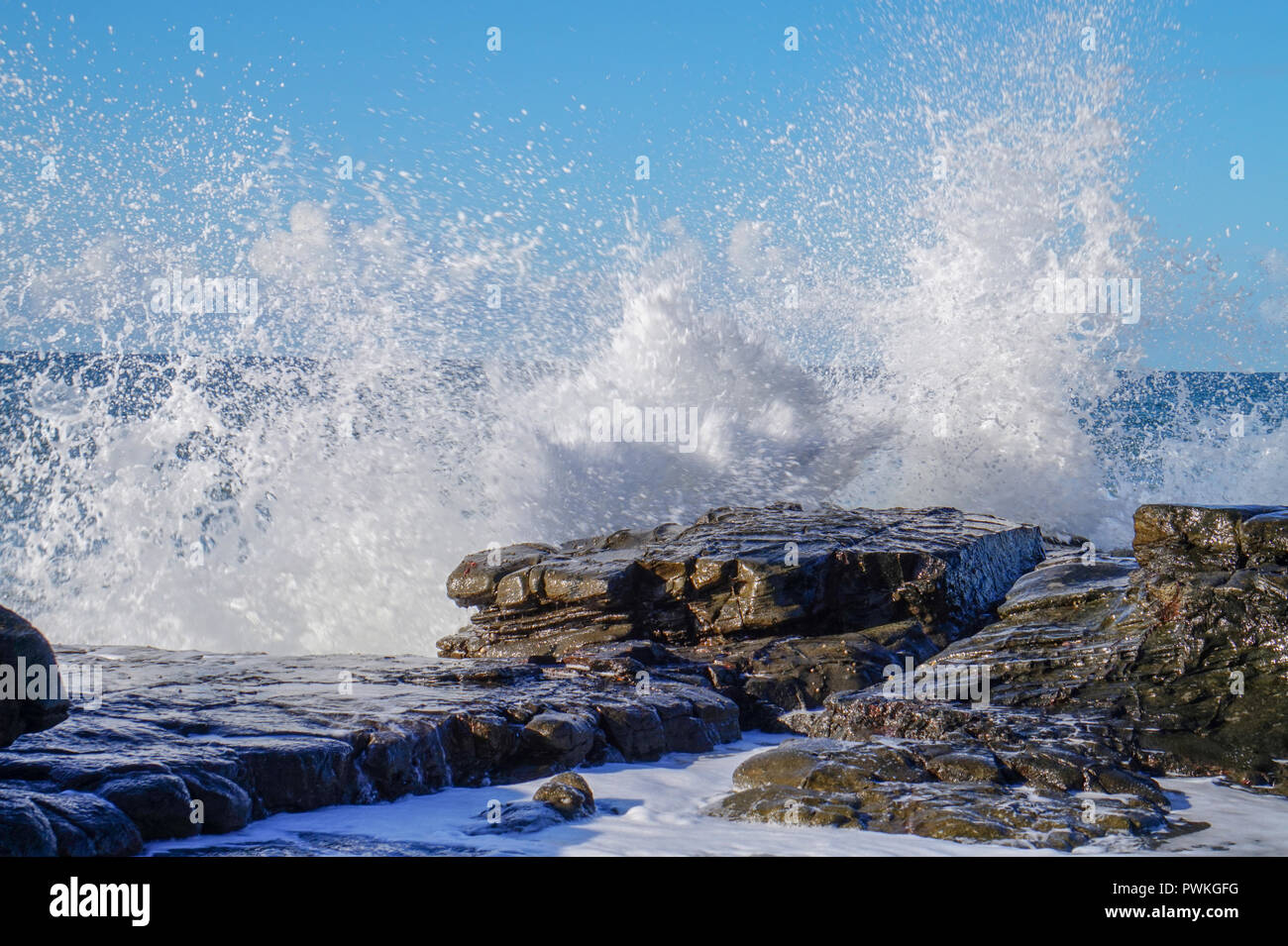 Waves crashing against rocks hi-res stock photography and images - Alamy