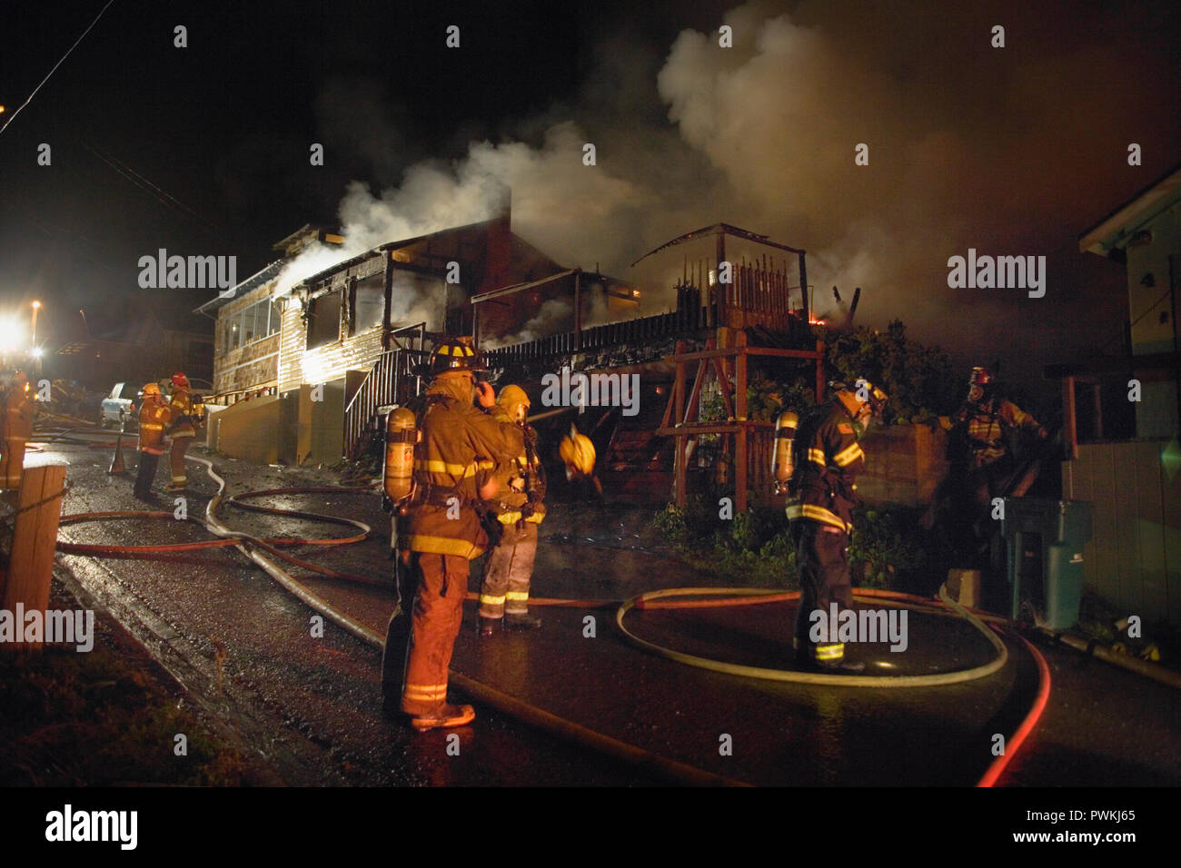 Firemen putting out house fire hi-res stock photography and images - Alamy