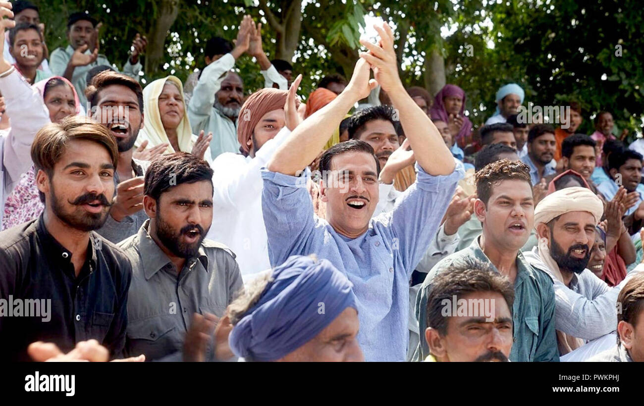 GOLD, Akshay Kumar (center in blue, arms raised), 2018. © Zee Studios ...