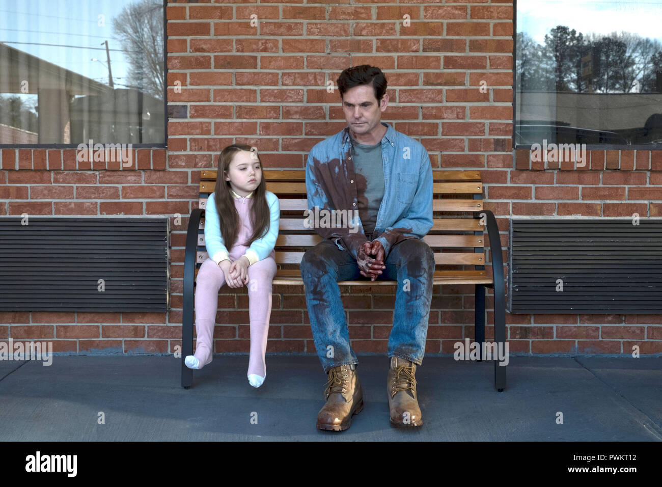 THE HAUNTING OF HILL HOUSE, Violet McGraw, Henry Thomas in 'The Bent ...