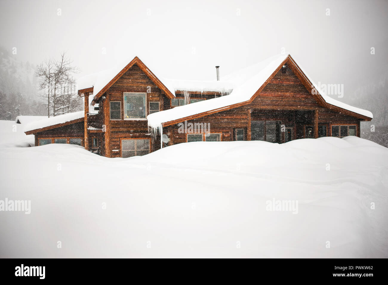 Cabins and storm hi-res stock photography and images - Alamy