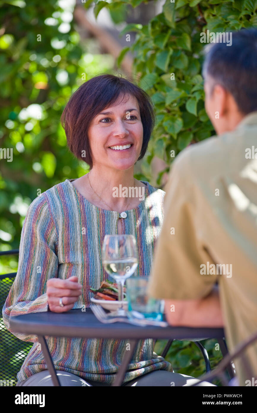 Man and woman across a table hi-res stock photography and images - Alamy