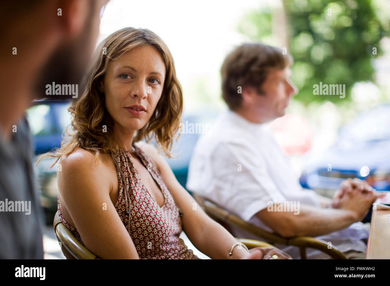 Two people chatting at a cafe Stock Photo - Alamy
