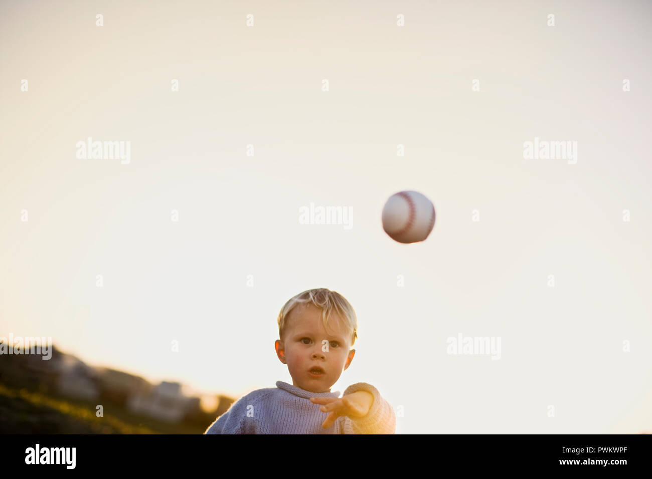 Little boy throwing baseball Stock Photo - Alamy