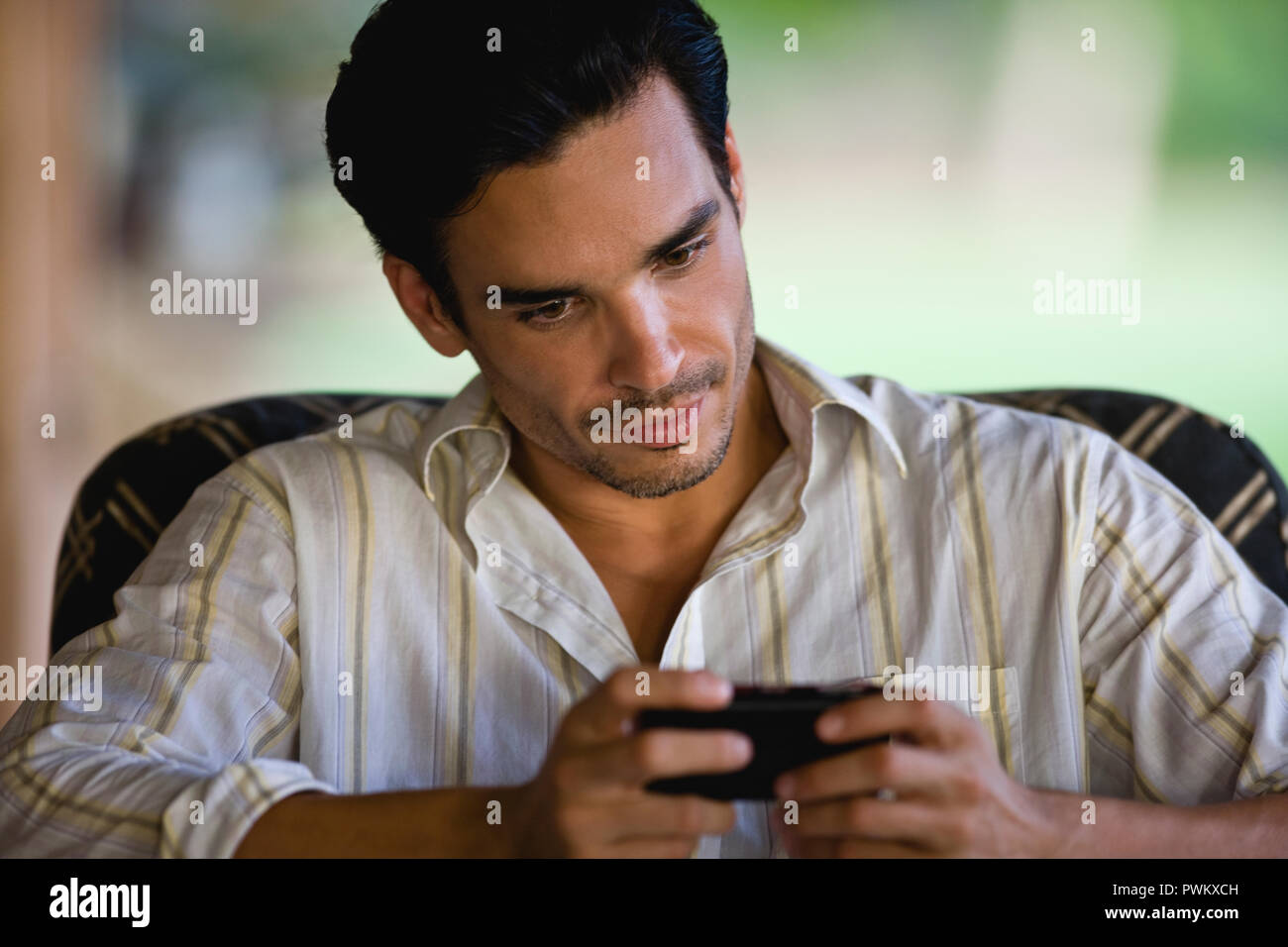Man using cell phone Stock Photo - Alamy