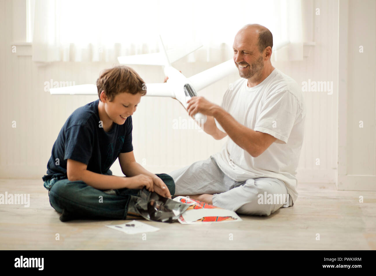 Father helping his son put together a model plane Stock Photo - Alamy Father helping his son put together a model plane Stock Photo - Alamy